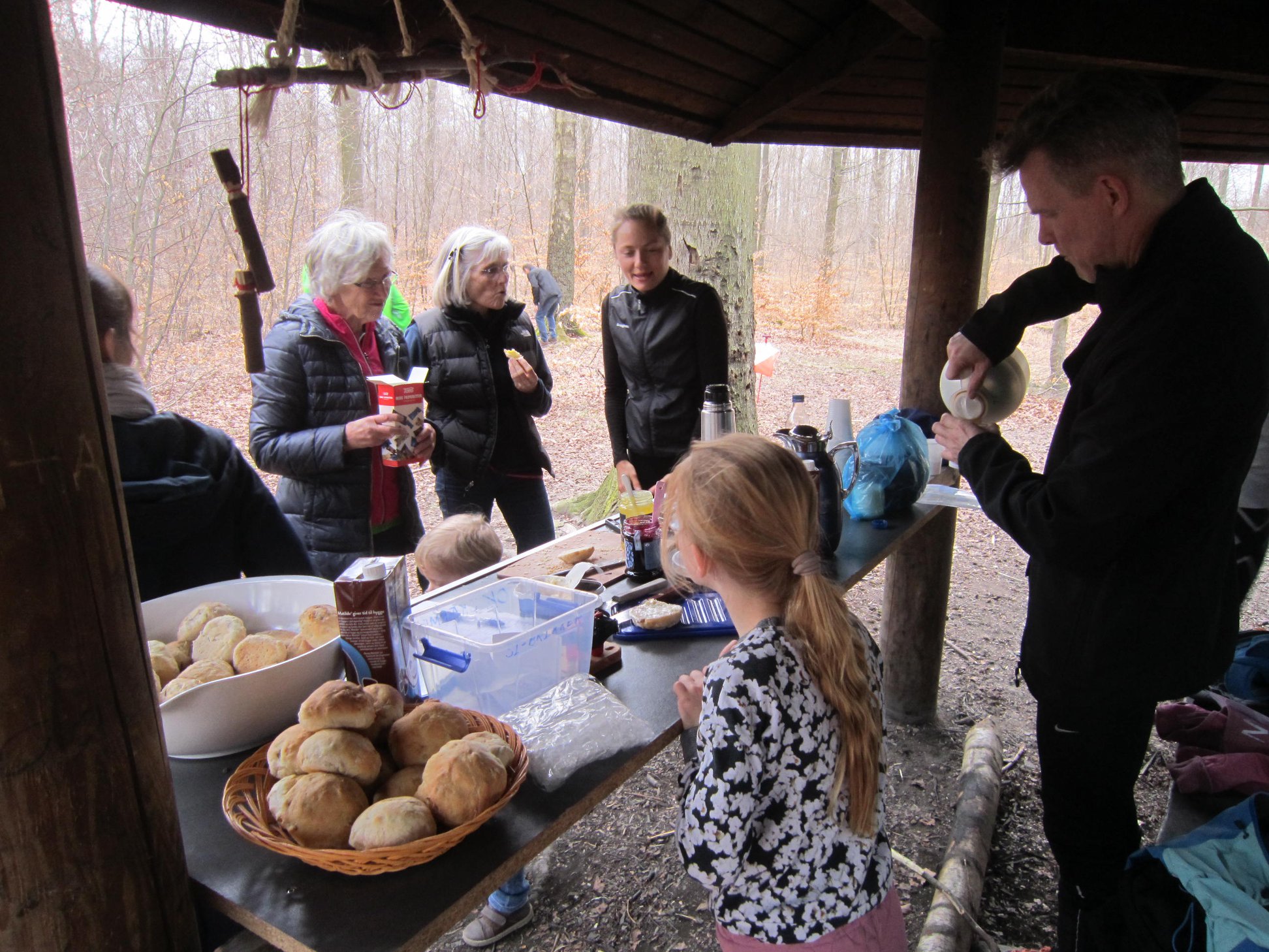Klubløb med mad i skoven